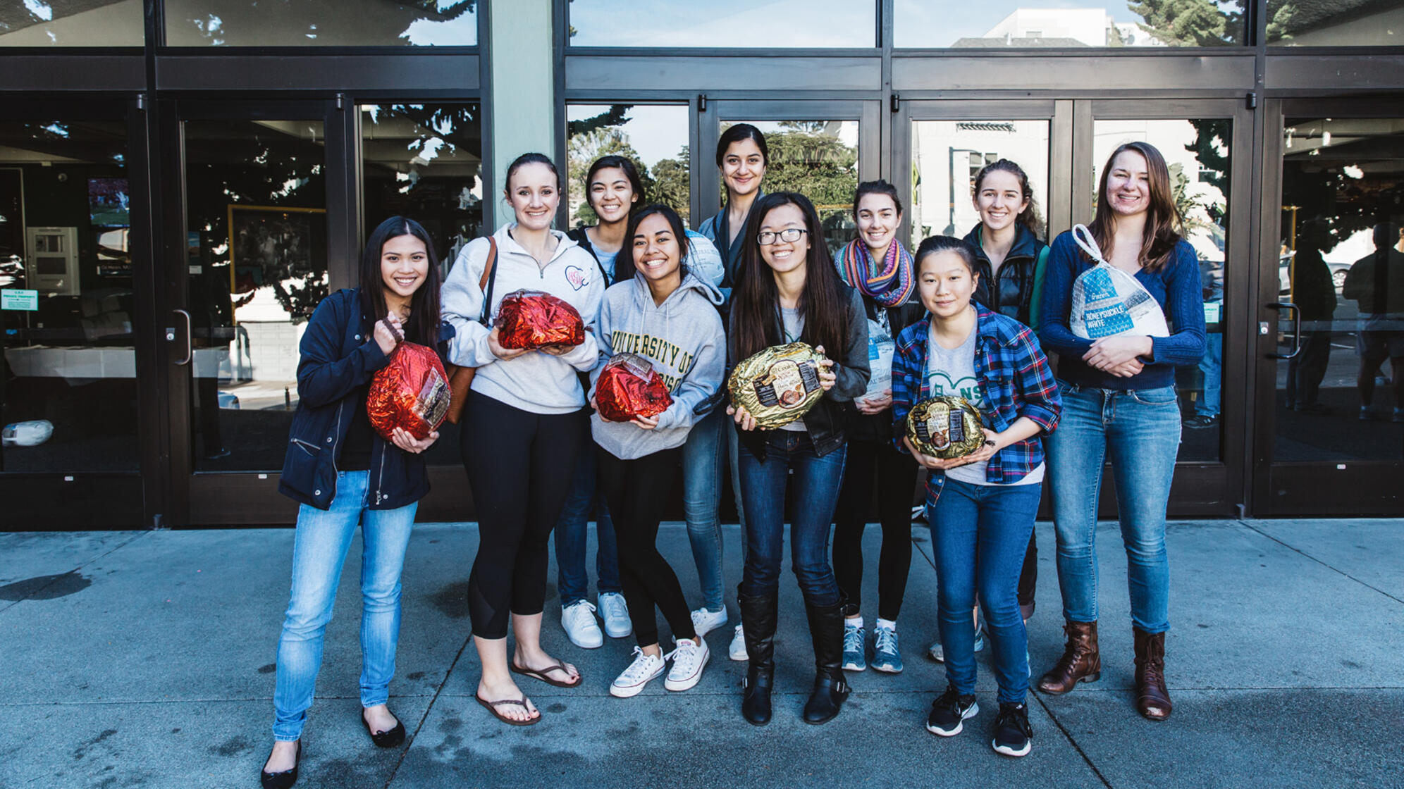 Students Pitch in for Alumni Network Thanksgiving Food Drive ...